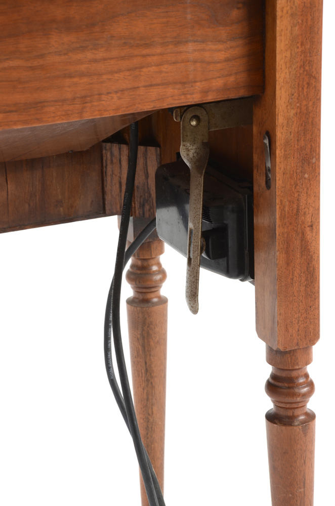 Vintage Singer Sewing Machine in Walnut Stand | EBTH