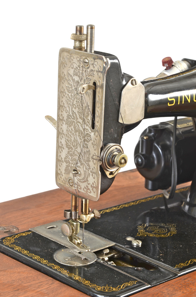 Vintage Singer Sewing Machine in Walnut Stand | EBTH