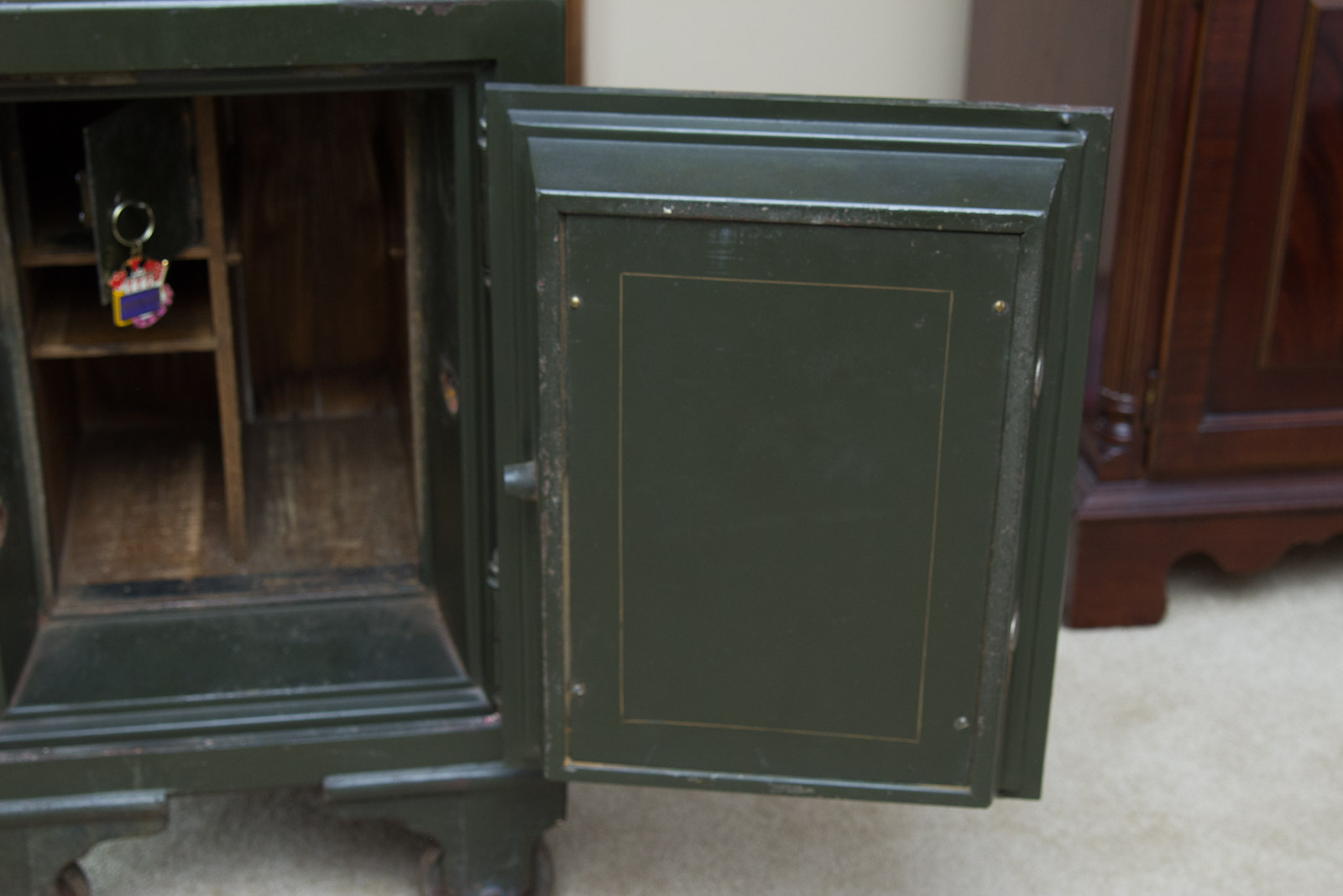 Vintage Victor Safe and Lock Co. Safe on Wheels | EBTH