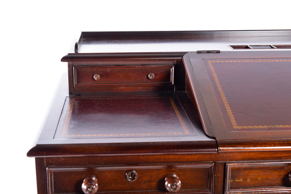 Charles Dickens Replica Desk By Hekman Furniture | EBTH
