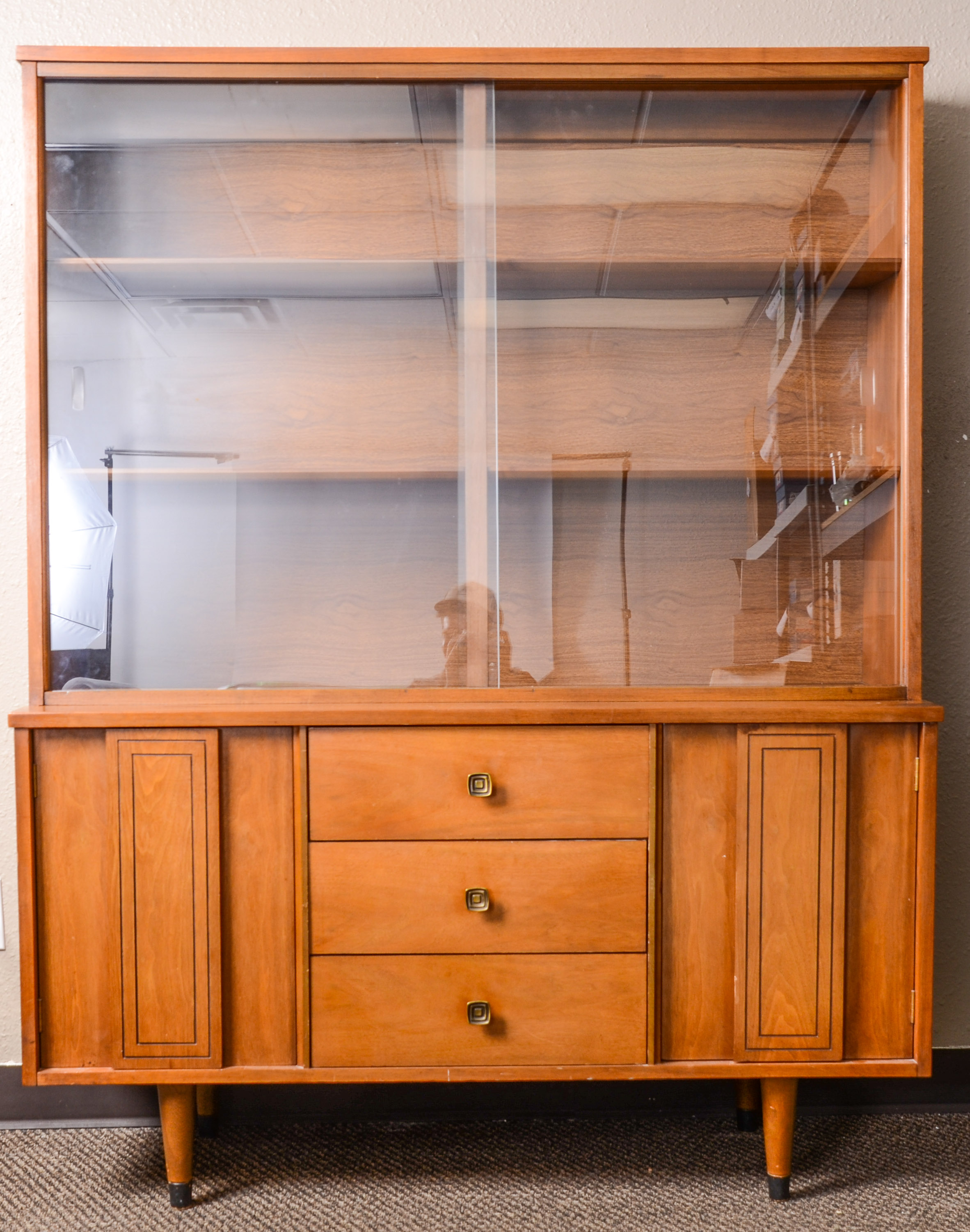 Mid Century Modern Style Hutch by Stanley Furniture | EBTH