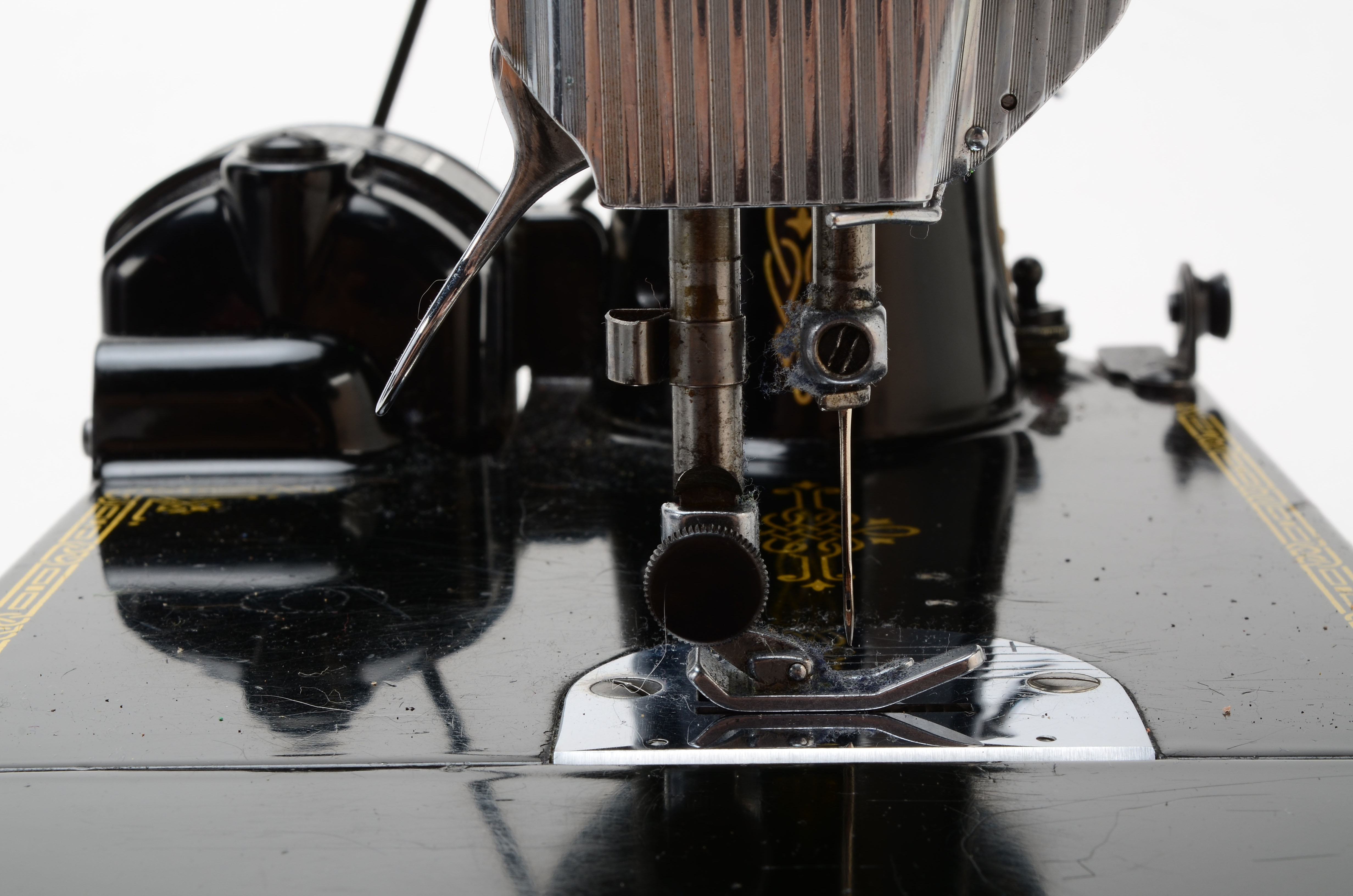 Vintage Singer 221 Sewing Machine with Buttonholer and Case | EBTH