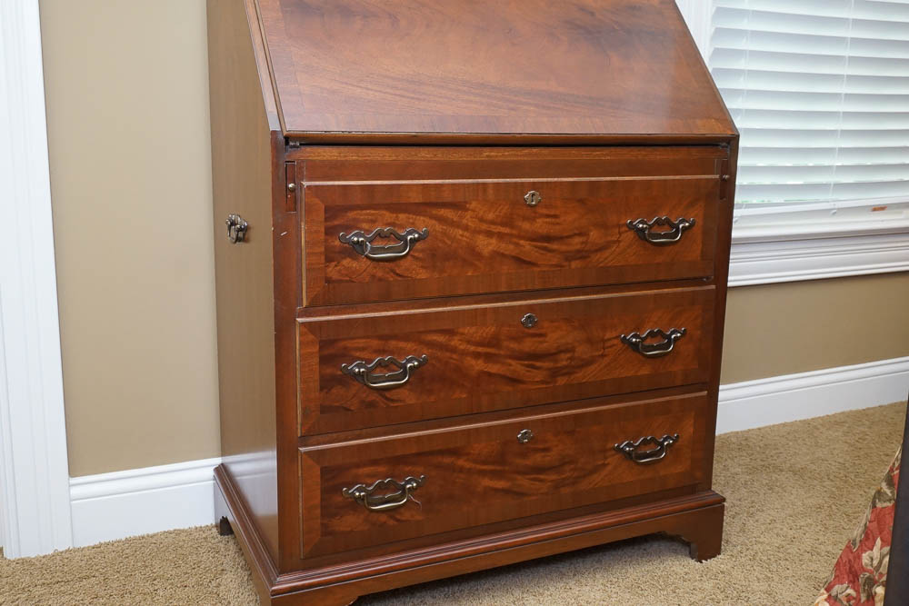 Slant Front Secretary Desk from Maddox Furniture | EBTH