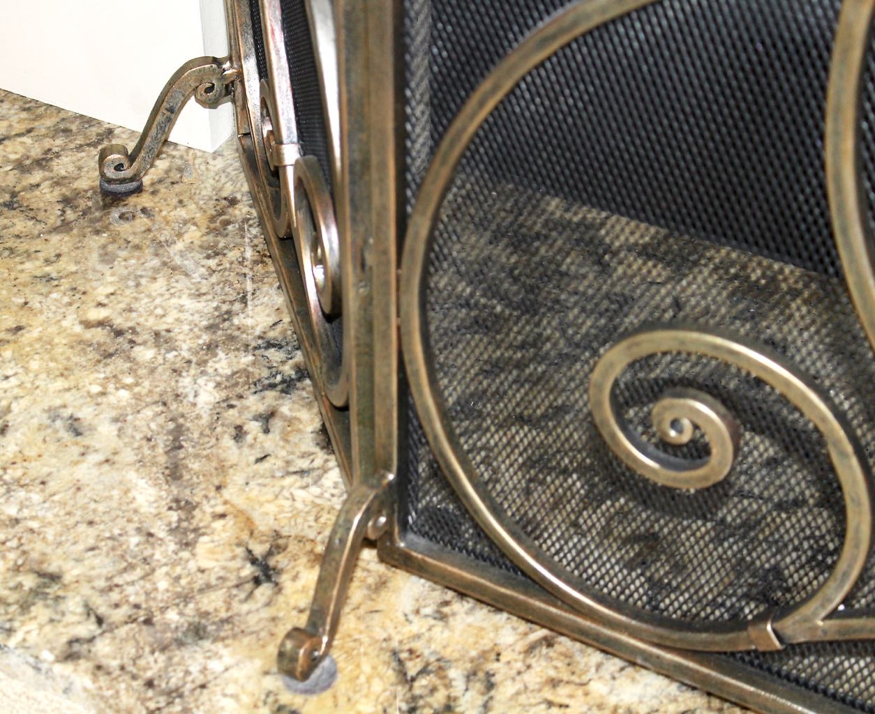 Brass Finish Scrollwork Fireplace Screen | EBTH