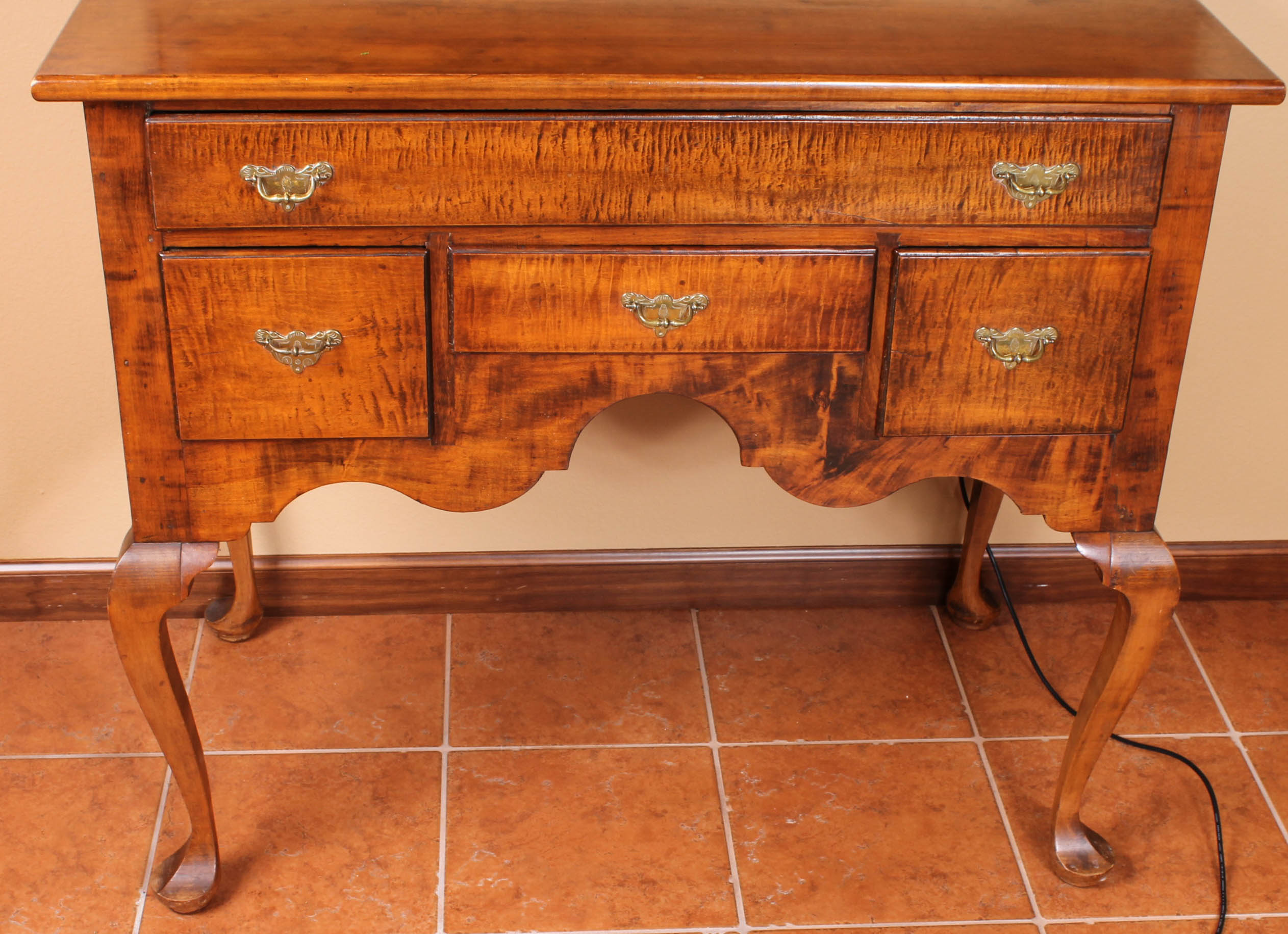 Antique Queen Anne Style Dressing Table in Tiger Maple | EBTH