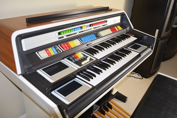 Thomas Organ Co. Retro Model 2001-A5 Electric Organ and Bench | EBTH