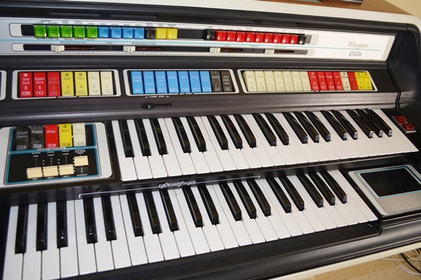 Thomas Organ Co. Retro Model 2001-A5 Electric Organ and Bench | EBTH