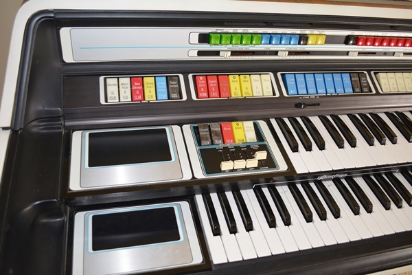 Thomas Organ Co. Retro Model 2001-A5 Electric Organ and Bench | EBTH