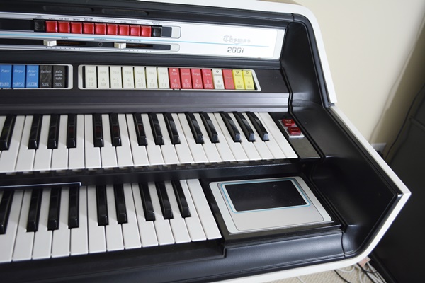 Thomas Organ Co. Retro Model 2001-A5 Electric Organ and Bench | EBTH