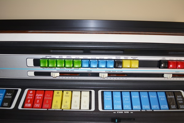 Thomas Organ Co. Retro Model 2001-A5 Electric Organ and Bench | EBTH