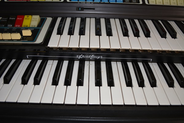 Thomas Organ Co. Retro Model 2001-A5 Electric Organ and Bench | EBTH