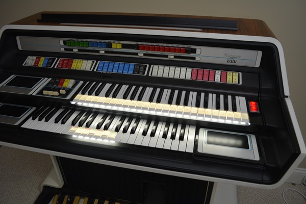 Thomas Organ Co. Retro Model 2001-A5 Electric Organ and Bench | EBTH
