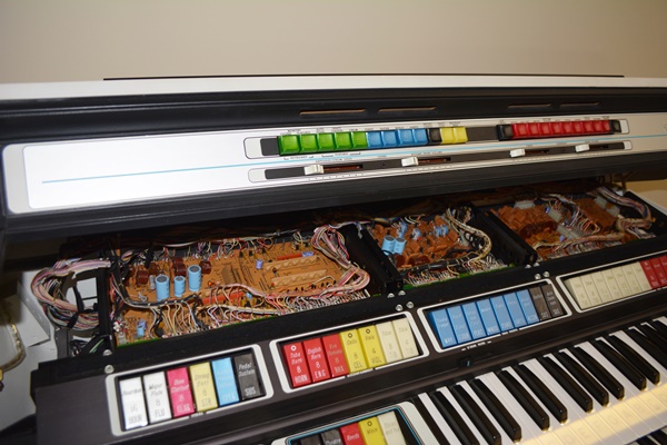 Thomas Organ Co. Retro Model 2001-A5 Electric Organ and Bench | EBTH