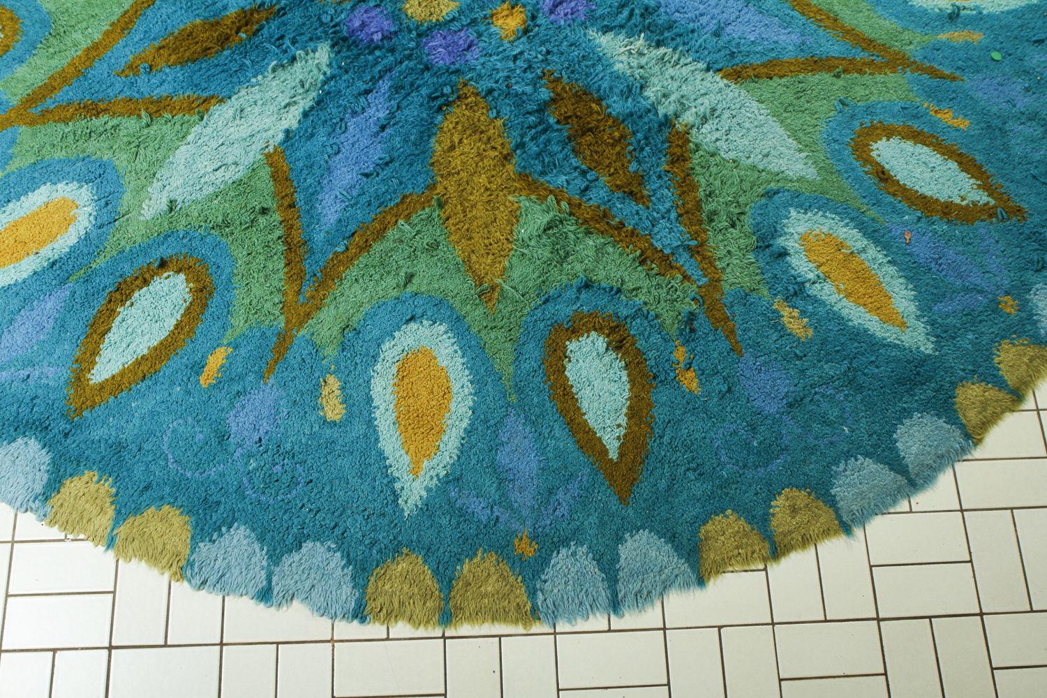 Vintage Cynthia Sargent Hooked Round Rug | EBTH