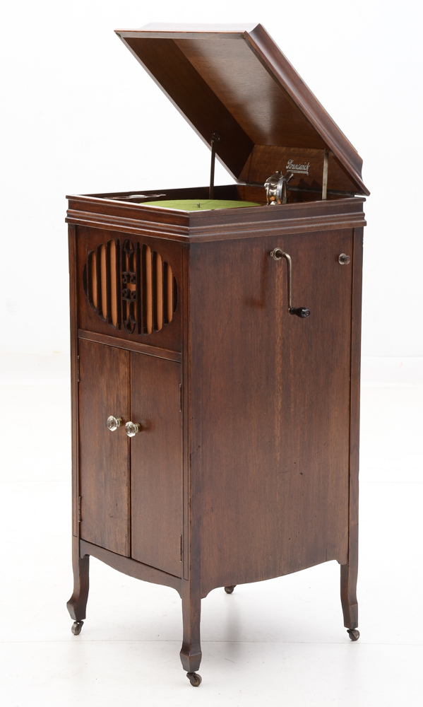 Brunswick Model 210 Oak Phonograph with Records | EBTH