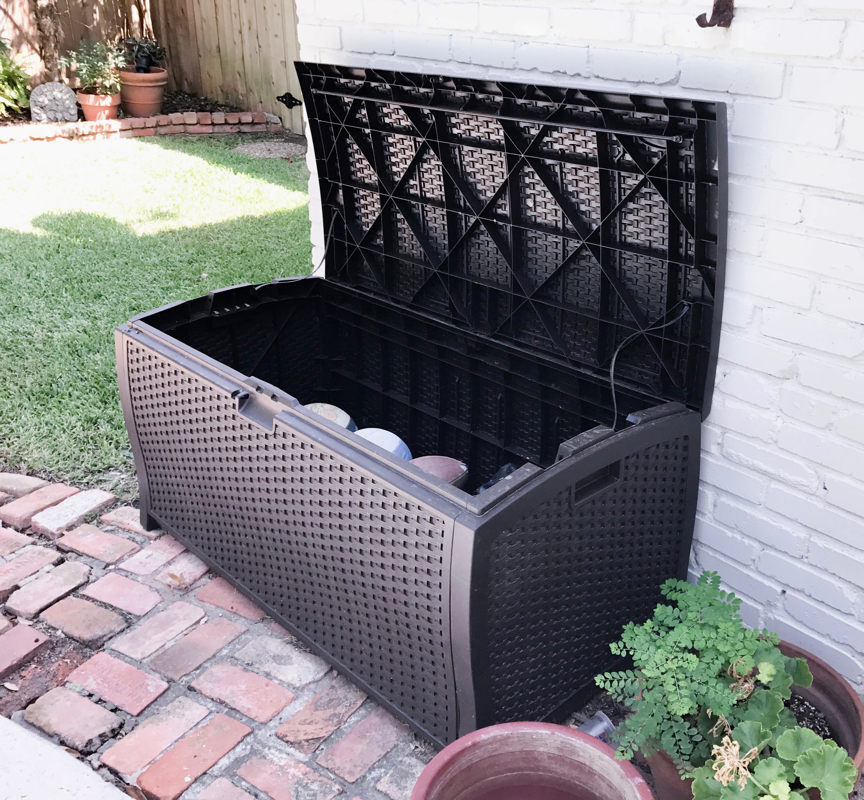 Suncast Outdoor Storage Chest | EBTH