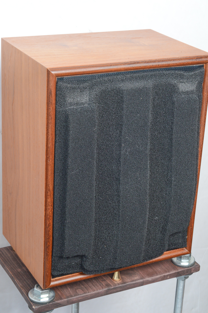 Linn Sara Isobarik Speakers and Custom Stands | EBTH