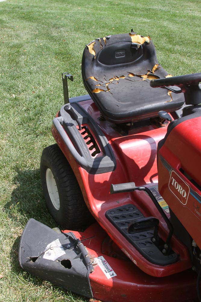 Toro LX420 Twin Cam Riding Lawn Mower | EBTH