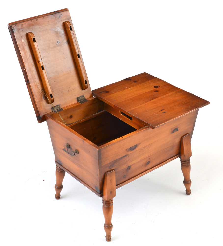 Early American Style Pine Dough Box End Table | EBTH