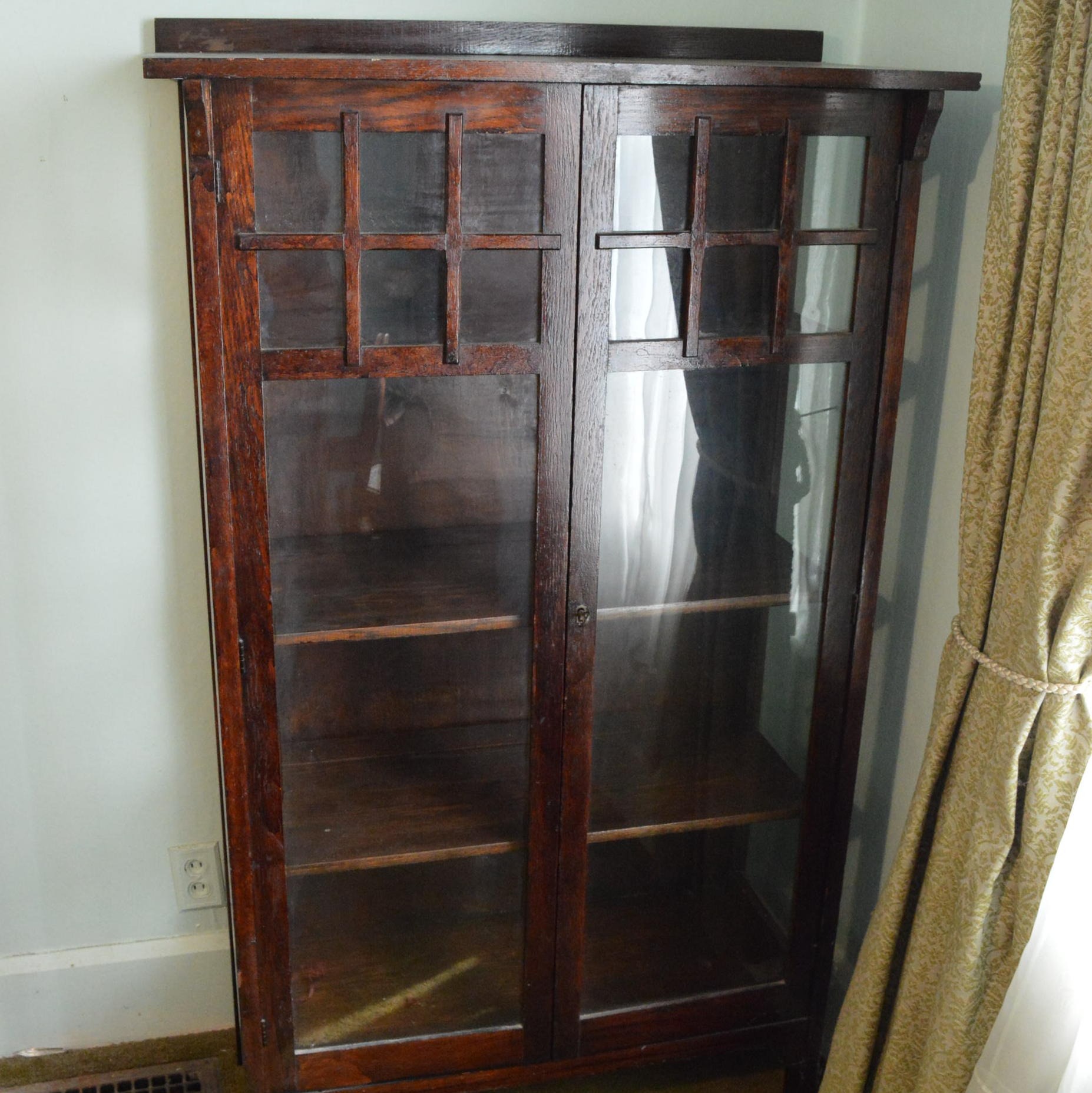 Mission Style Oak Display Cabinet | EBTH