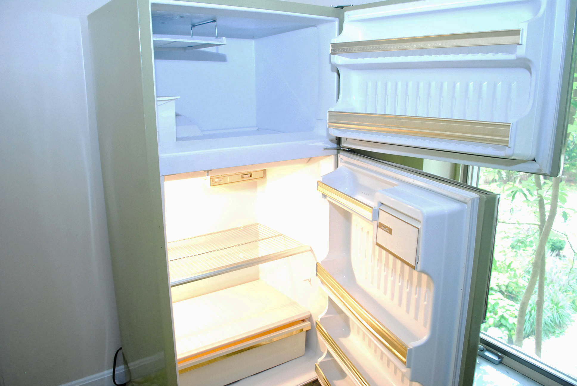 Vintage Hotpoint No Frost Refrigerator | EBTH