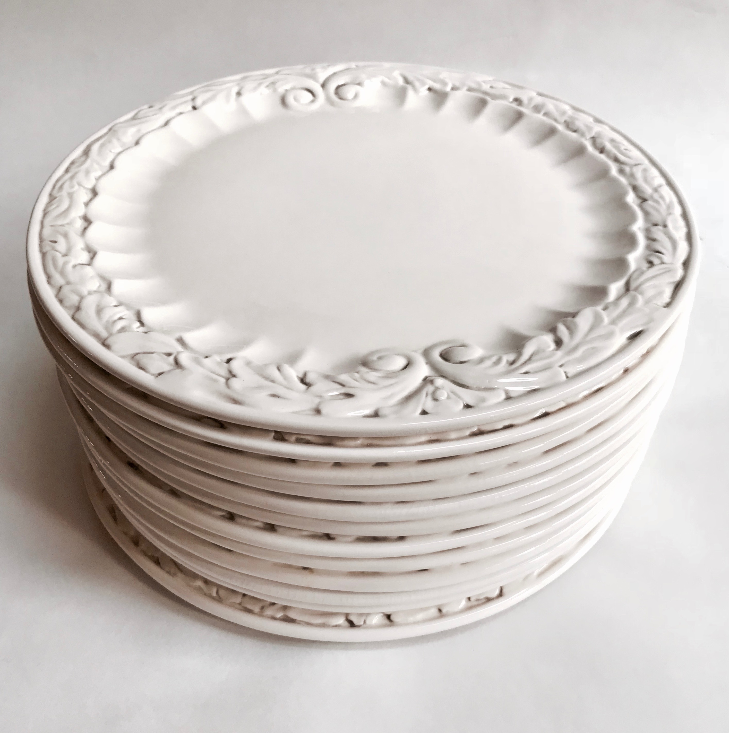 American Atelier White “Athena” Service Plates | EBTH