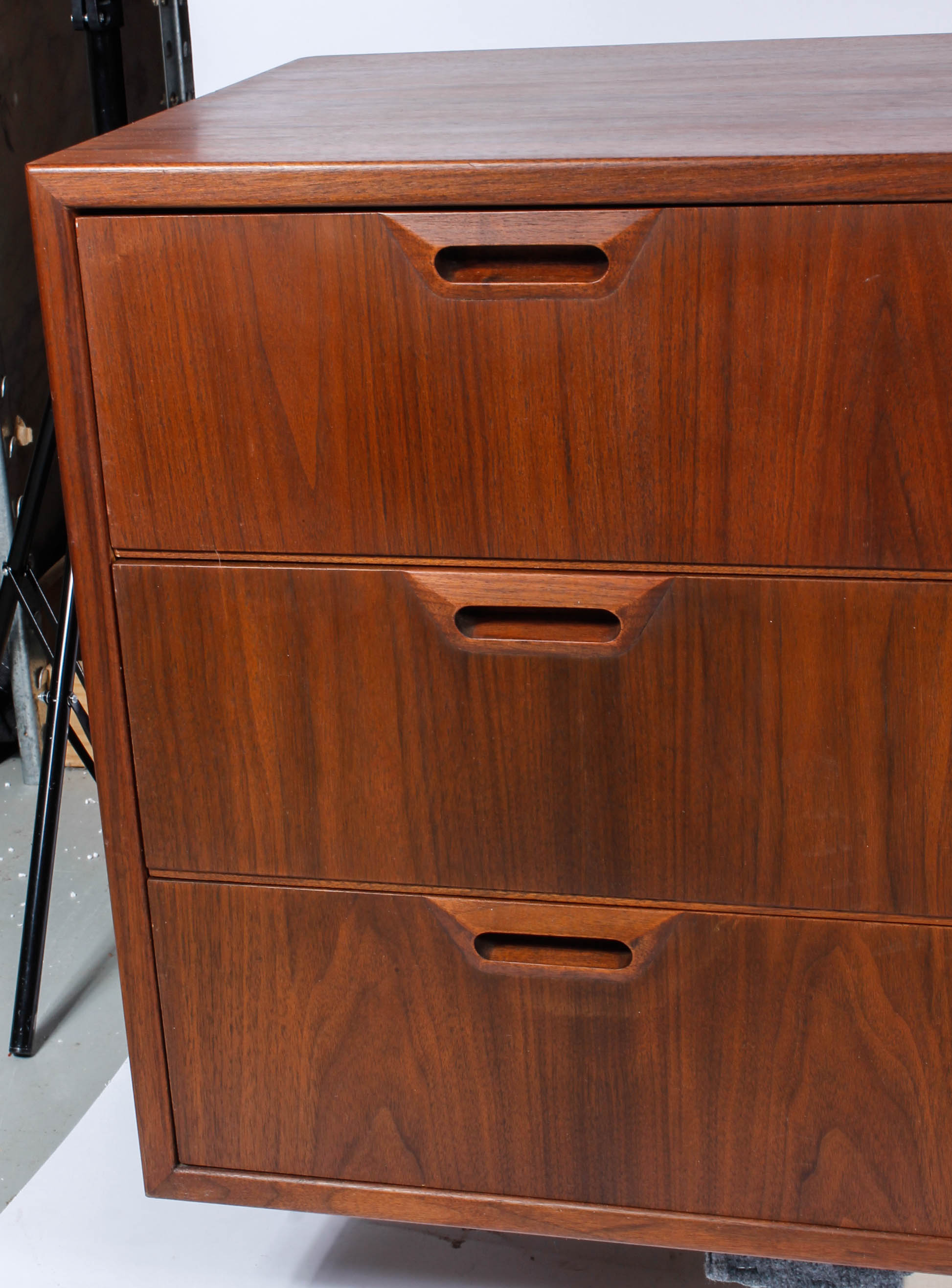 Vintage Danish Modern "Floating" Chest of Drawers | EBTH