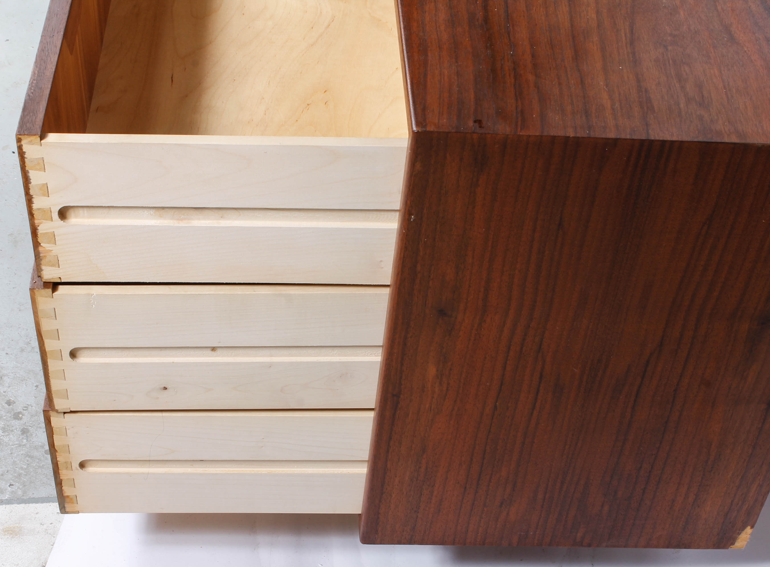 Vintage Danish Modern "Floating" Chest of Drawers | EBTH