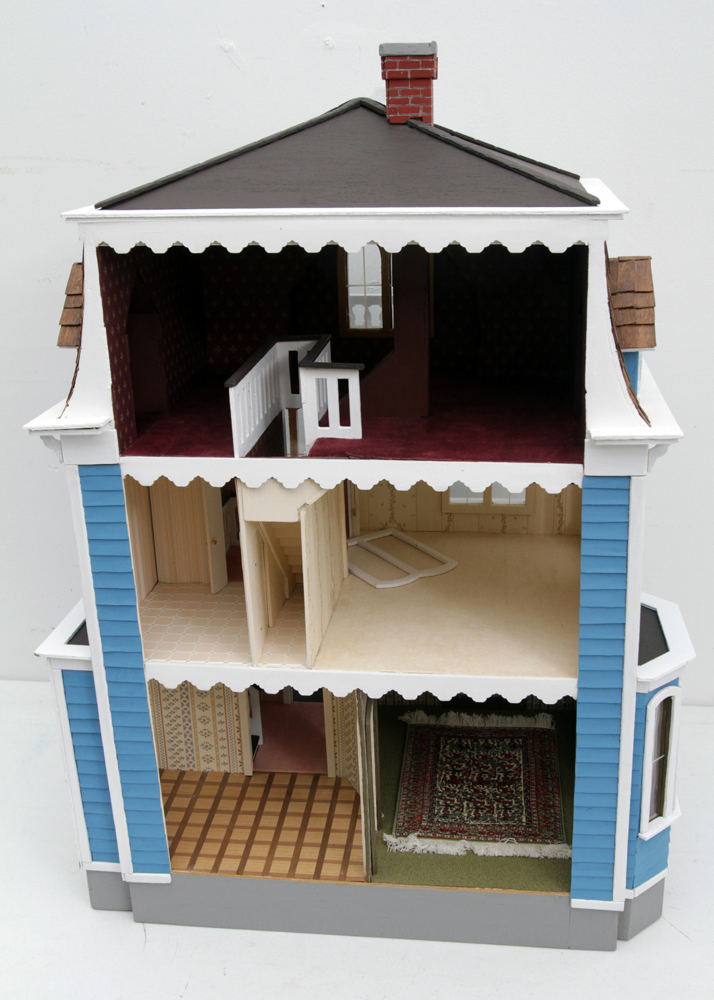 Willowcrest Mansard Dollhouse by Greenleaf With Table | EBTH