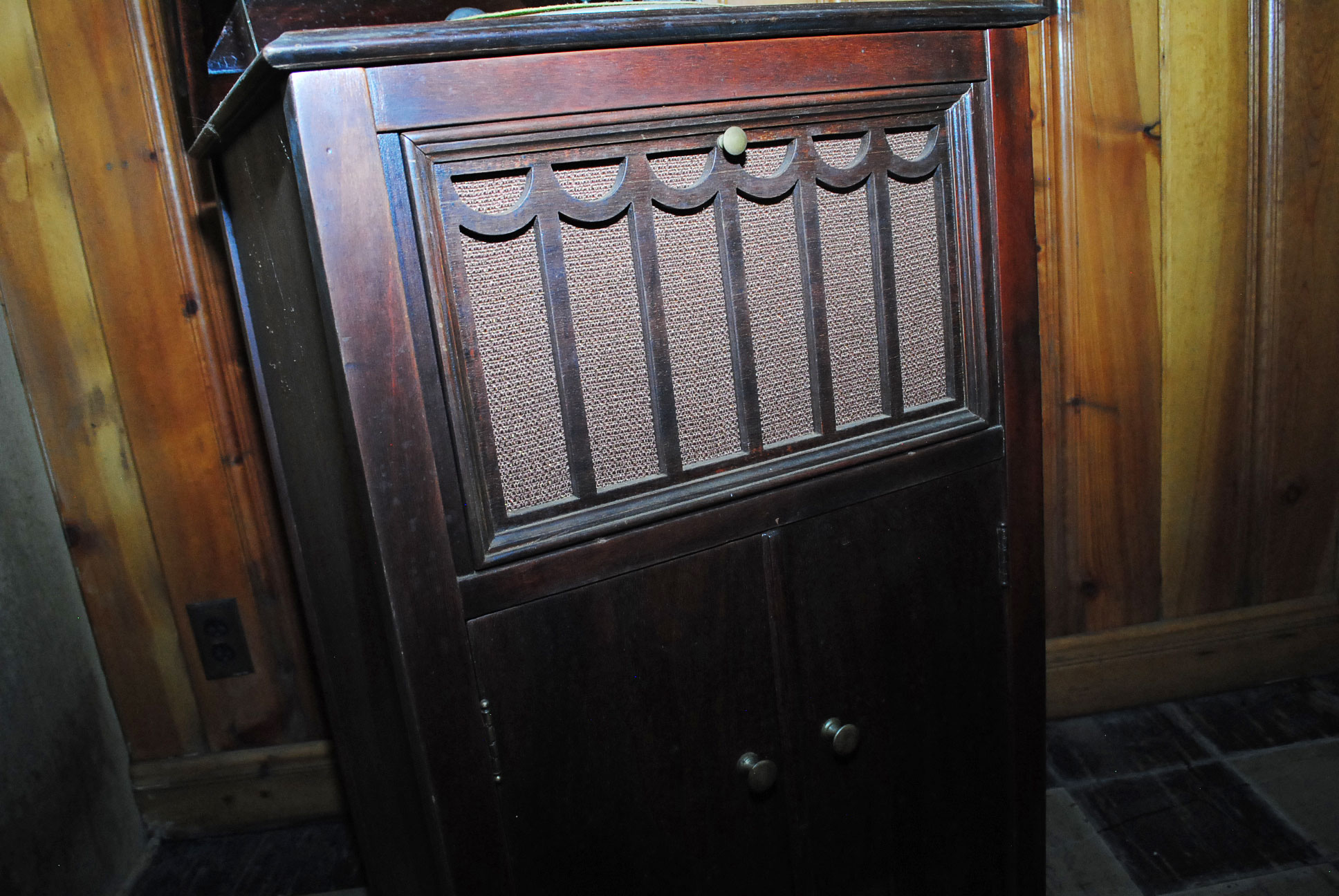 Vintage Record Player Cabinet | EBTH