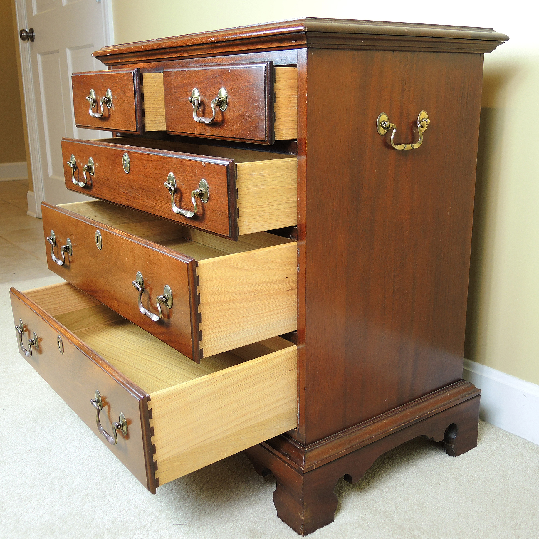 Link-Taylor Heirloom Solid Mahogany Chest of Drawers | EBTH