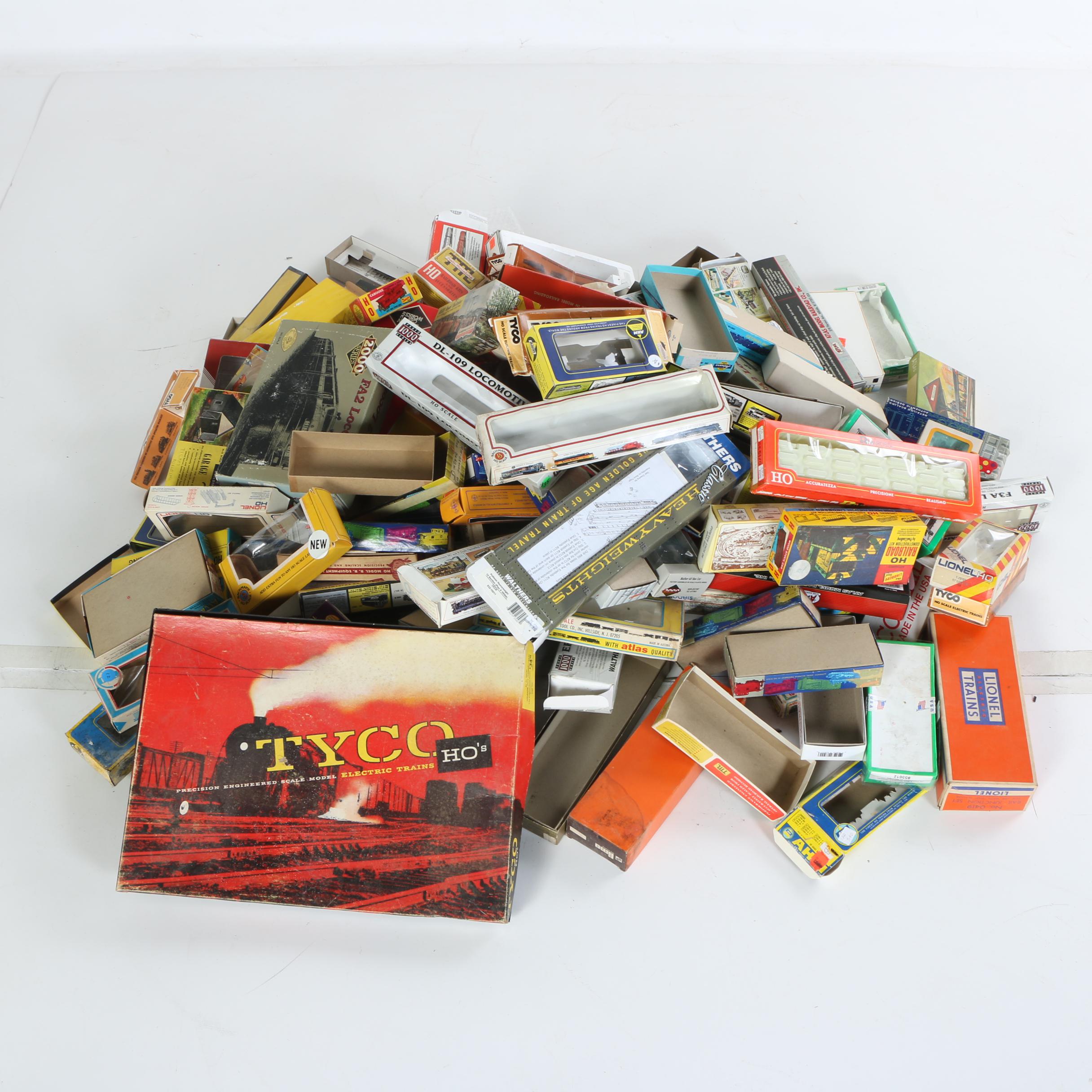 HO Scale Empty Train Boxes | EBTH