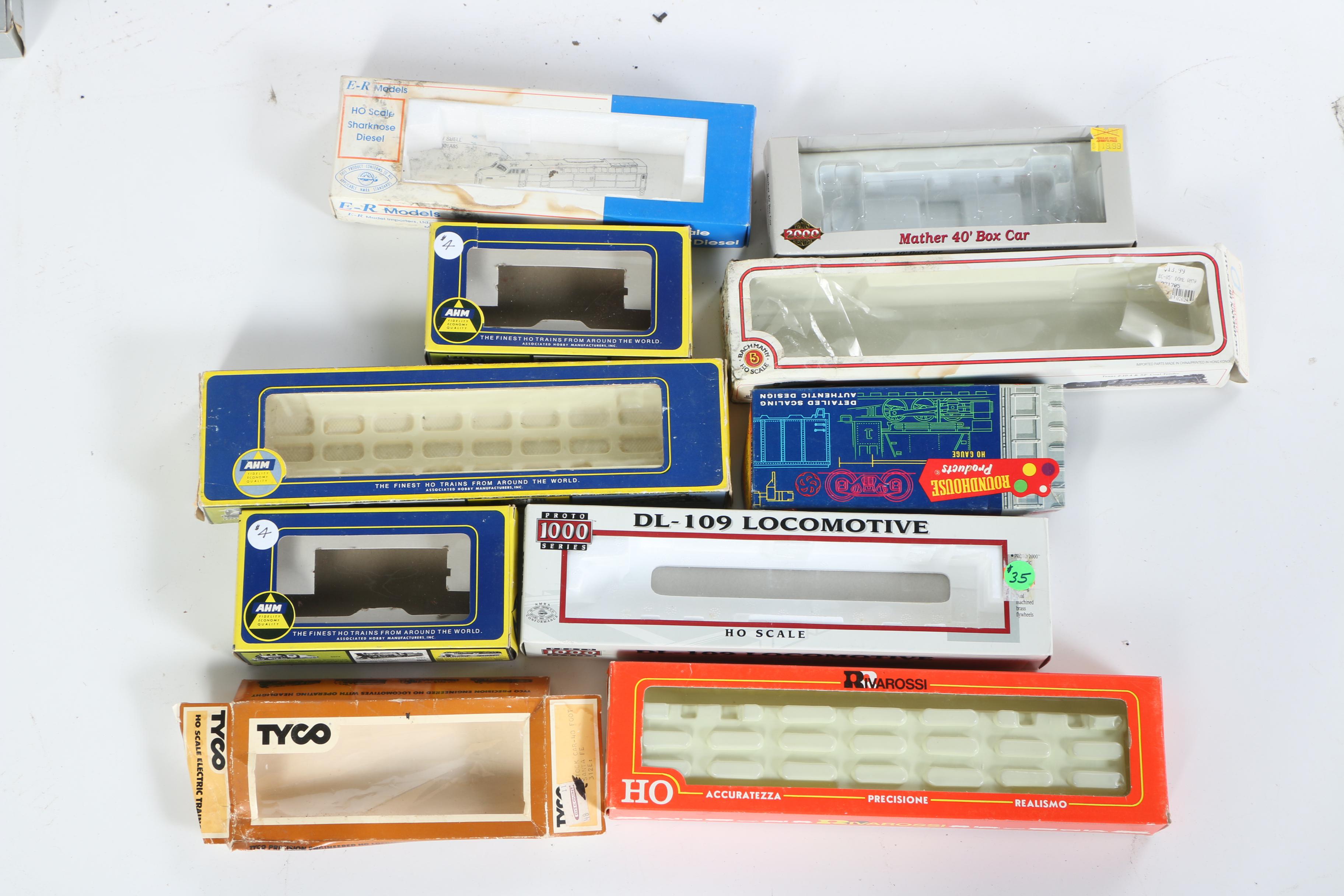 HO Scale Empty Train Boxes | EBTH