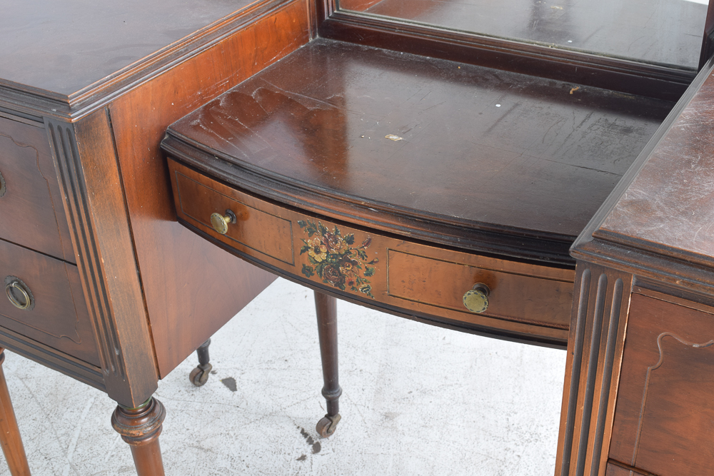 Vintage Sheraton Style Mahogany Finished Vanity | EBTH