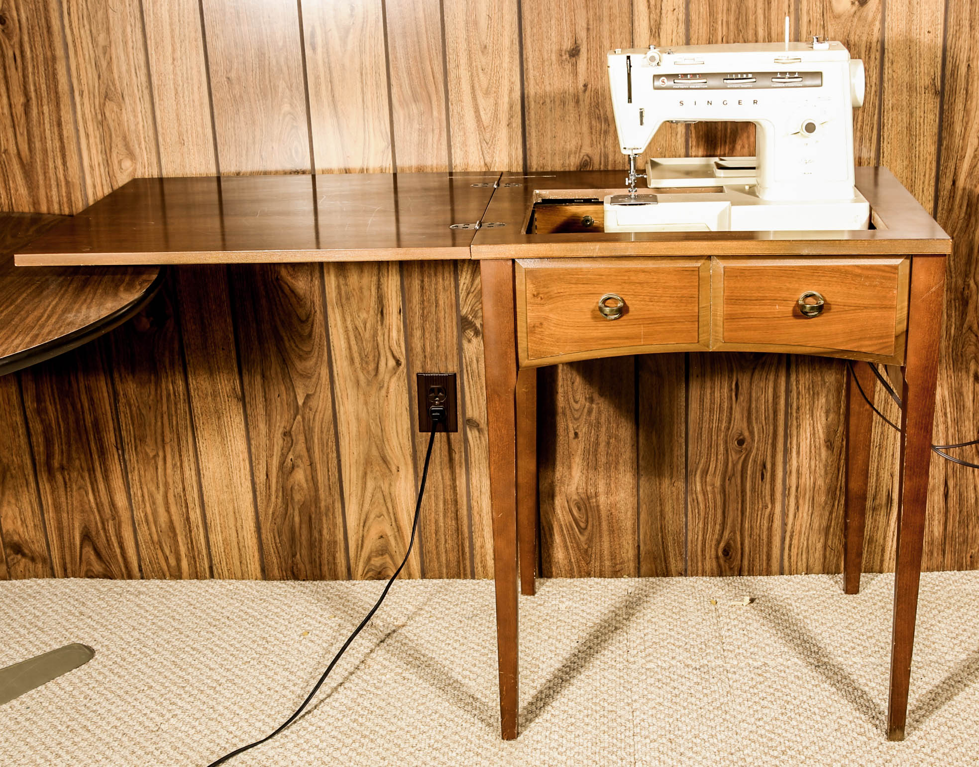 Singer Sewing Machine "Stylist 534" Cabinet | EBTH