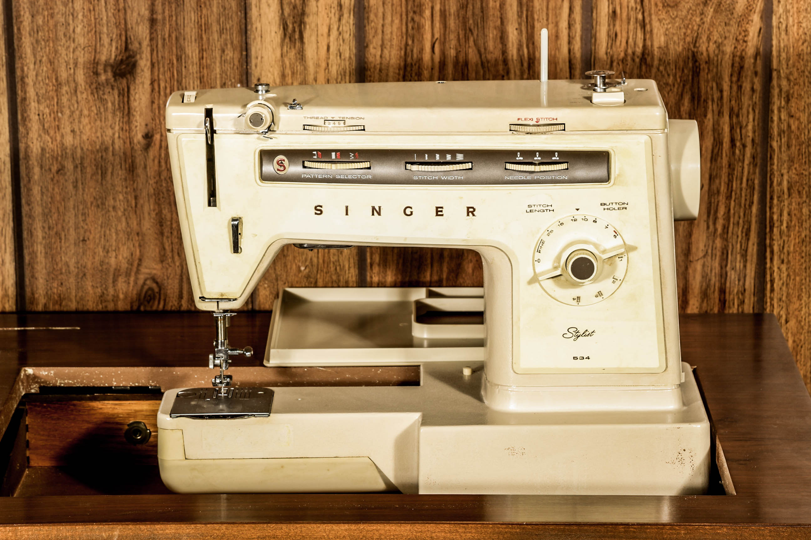 Singer Sewing Machine "Stylist 534" Cabinet | EBTH
