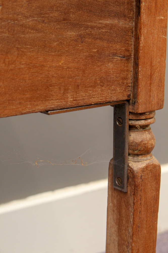 Antique Colonial Style End Table | EBTH