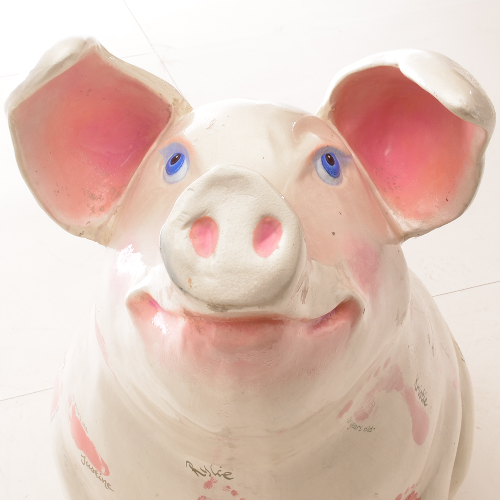 Cincinnati's "Big Pig Gig" Sitting Sculpture | EBTH