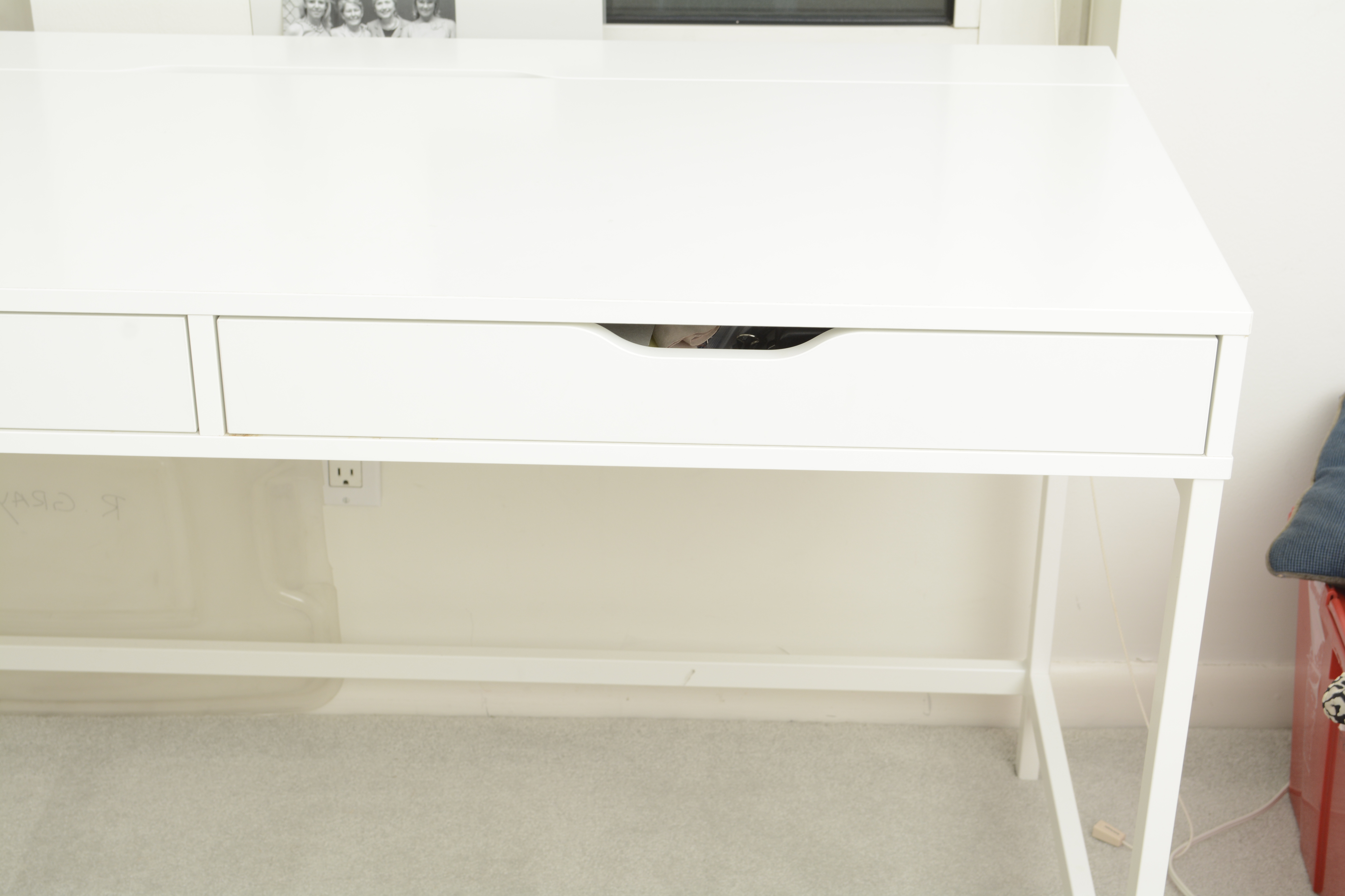 White Melamine Desk with Desk Lamp | EBTH