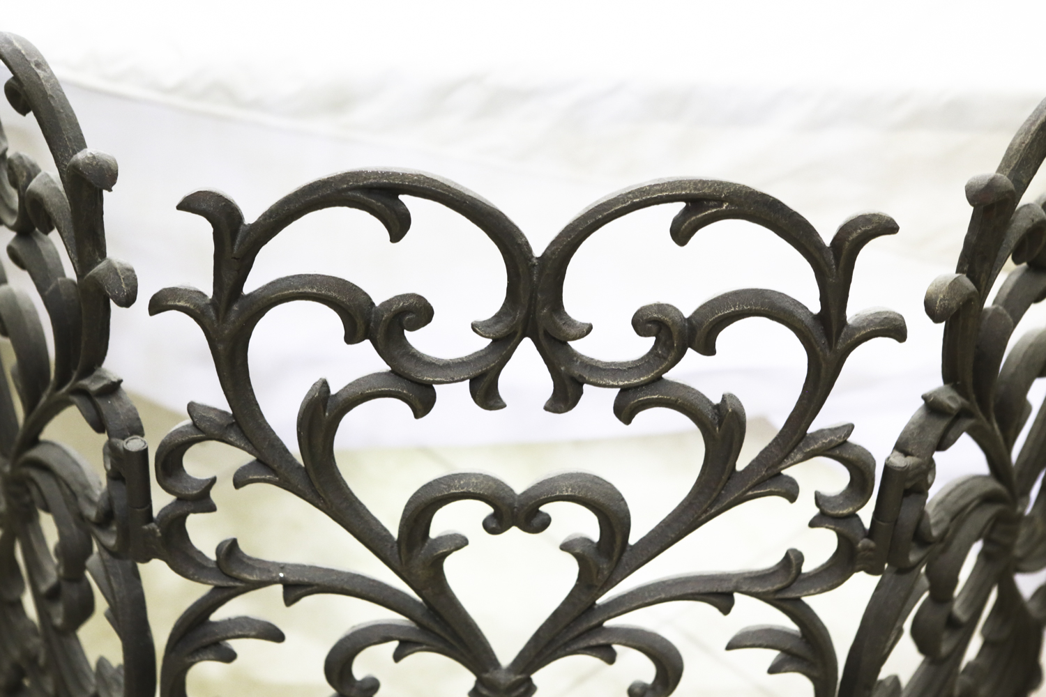 Contemporary Scrolled Metal Fireplace Screen | EBTH