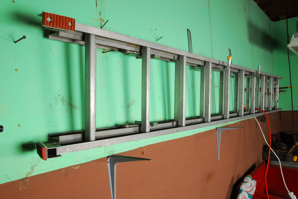 Vintage I-Beam Extension Ladder with Straight Rungs | EBTH