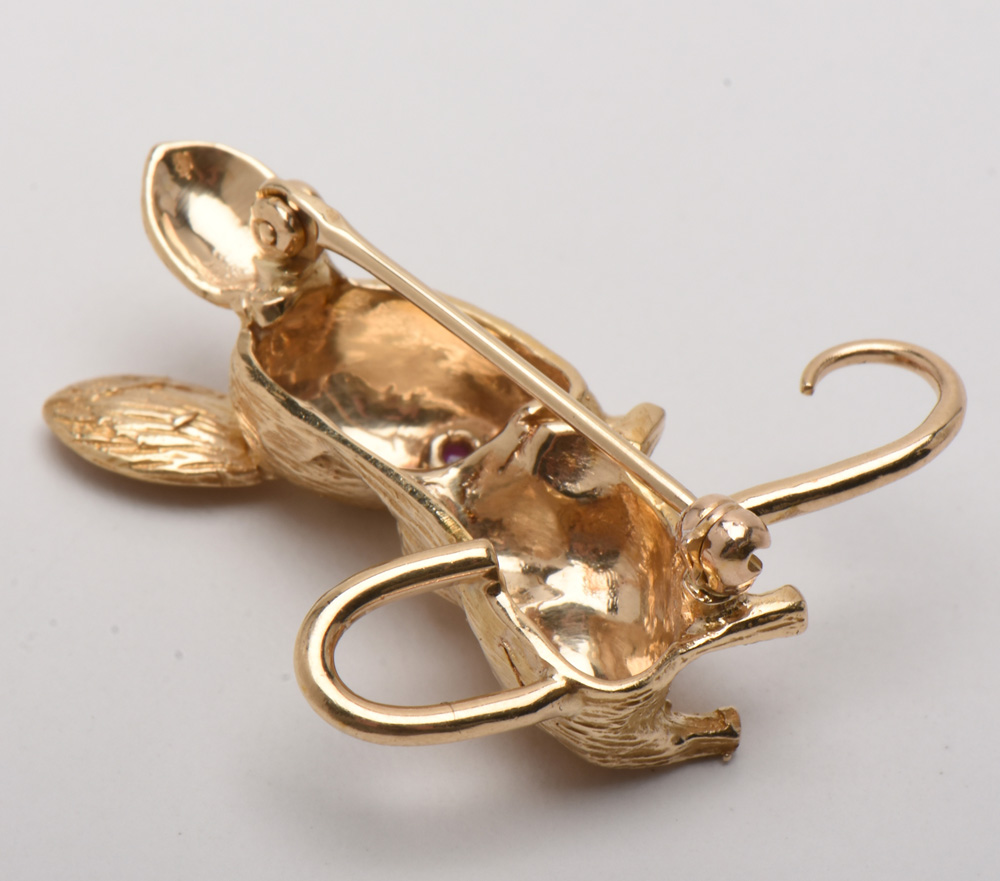Vintage 14K Yellow Gold Mouse Brooch with a Ruby Eye | EBTH