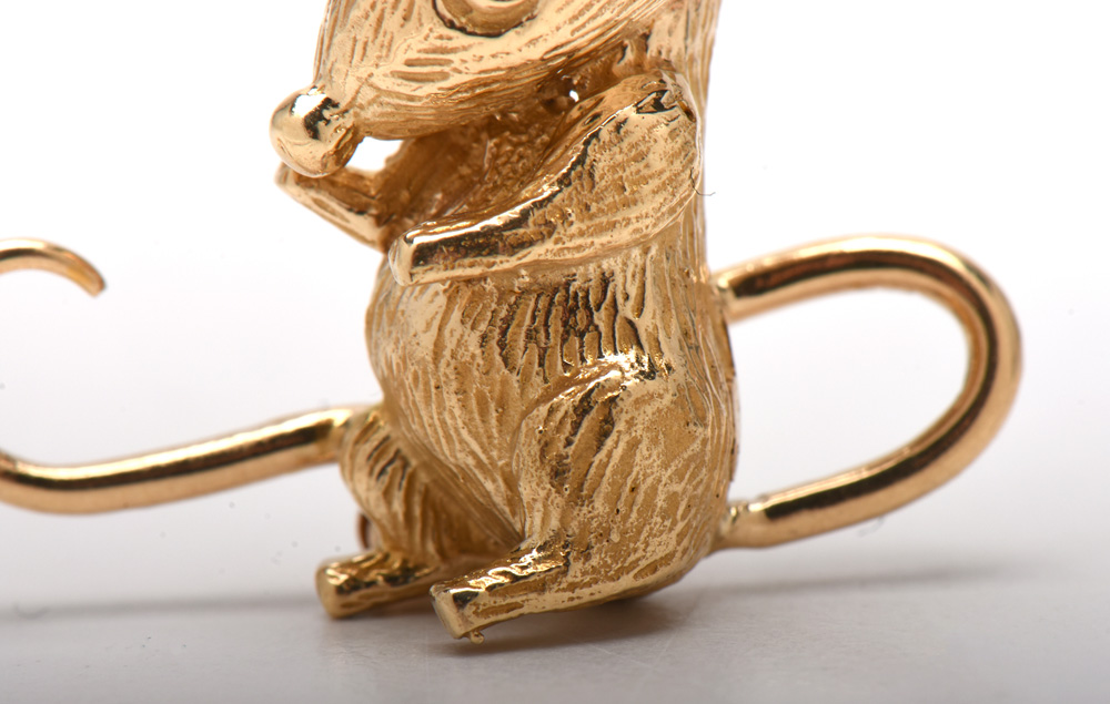 Vintage 14K Yellow Gold Mouse Brooch with a Ruby Eye | EBTH