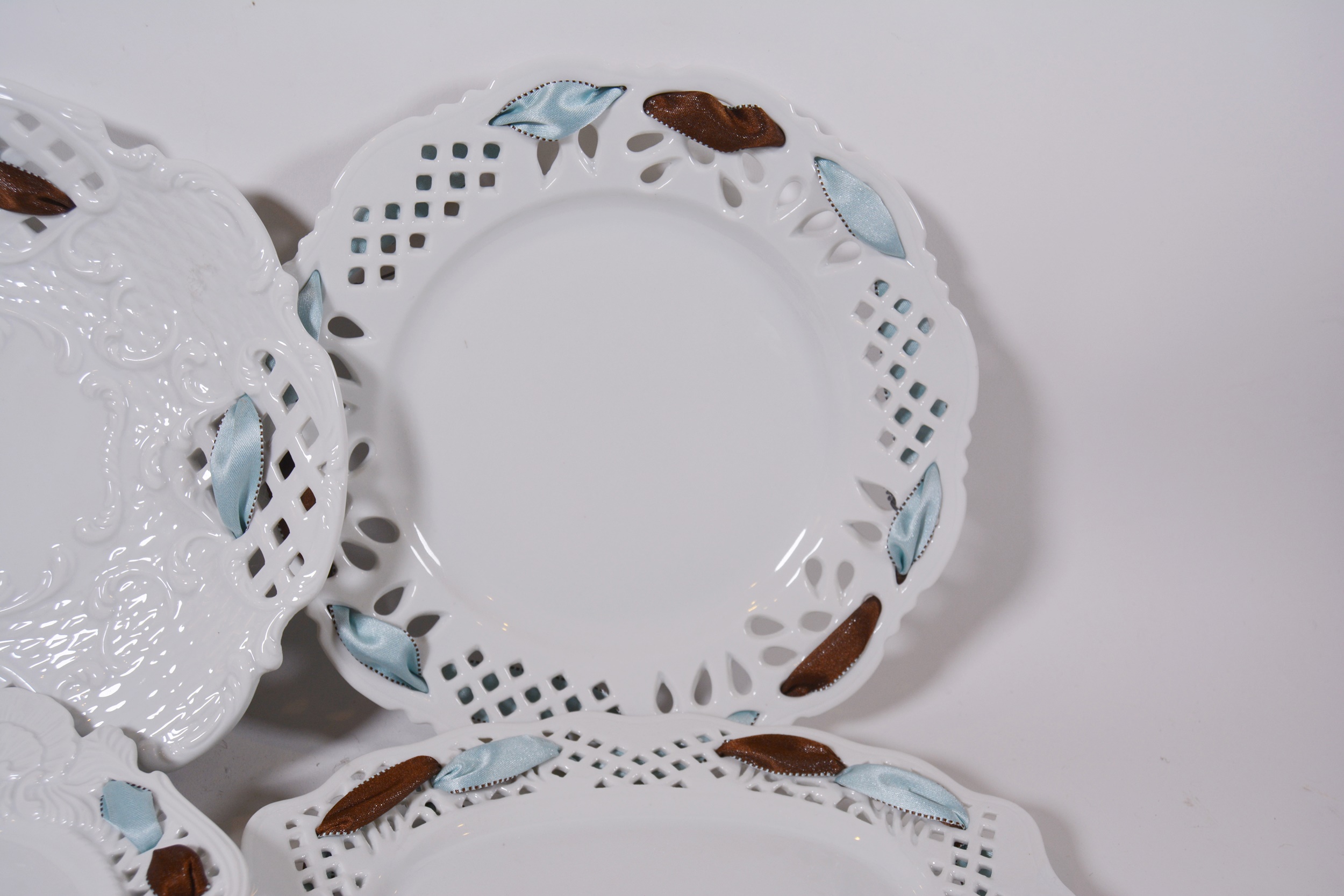 Two's Company Display Plates | EBTH