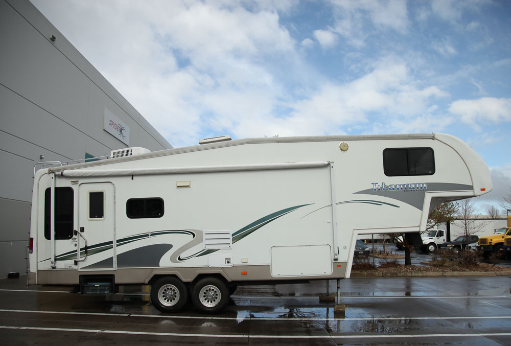 2004 Glendale Titanium 28E33SB Fifth Wheel Travel Trailer | EBTH