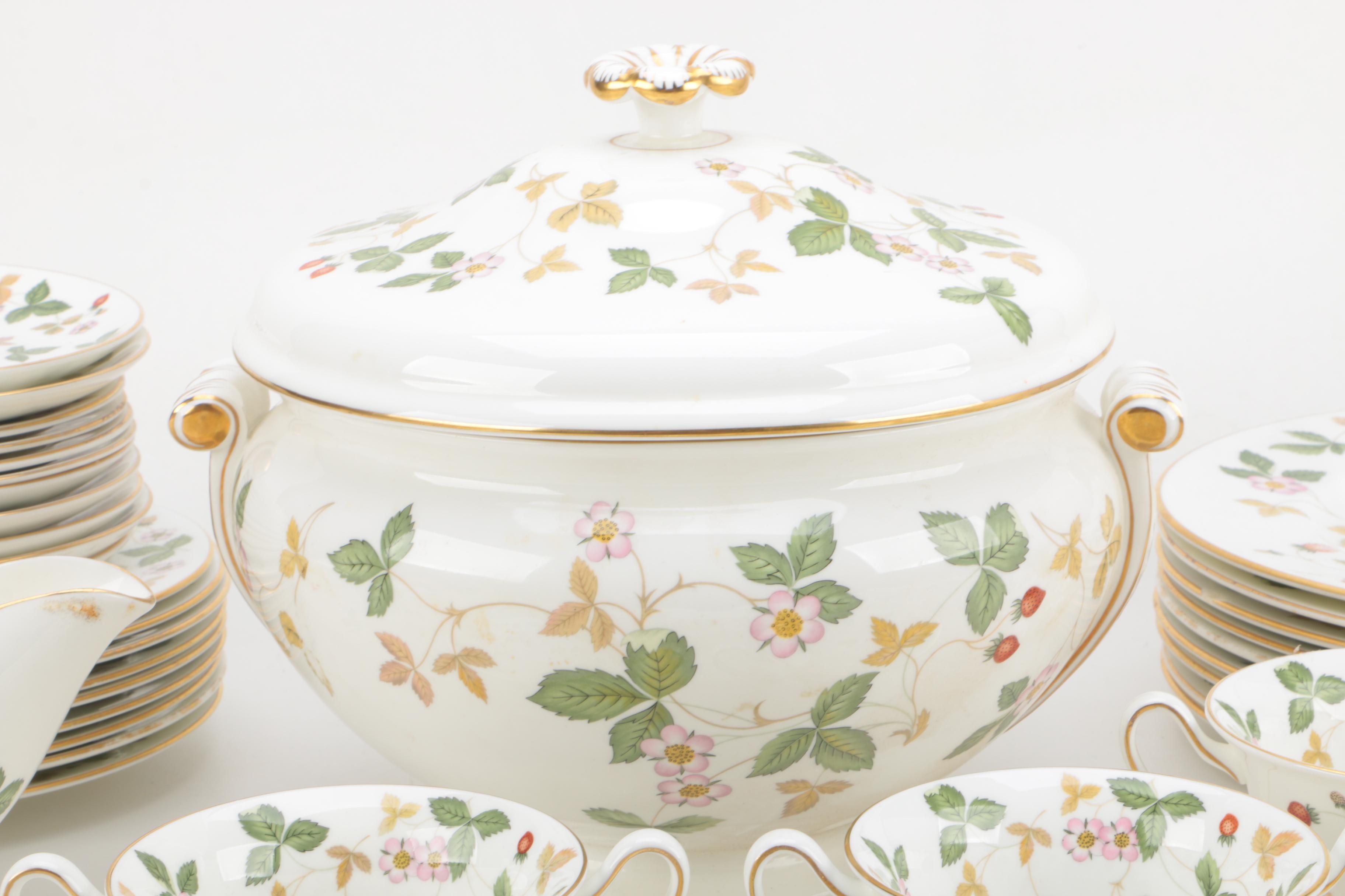Wedgwood "Wild Strawberry" Dinnerware | EBTH