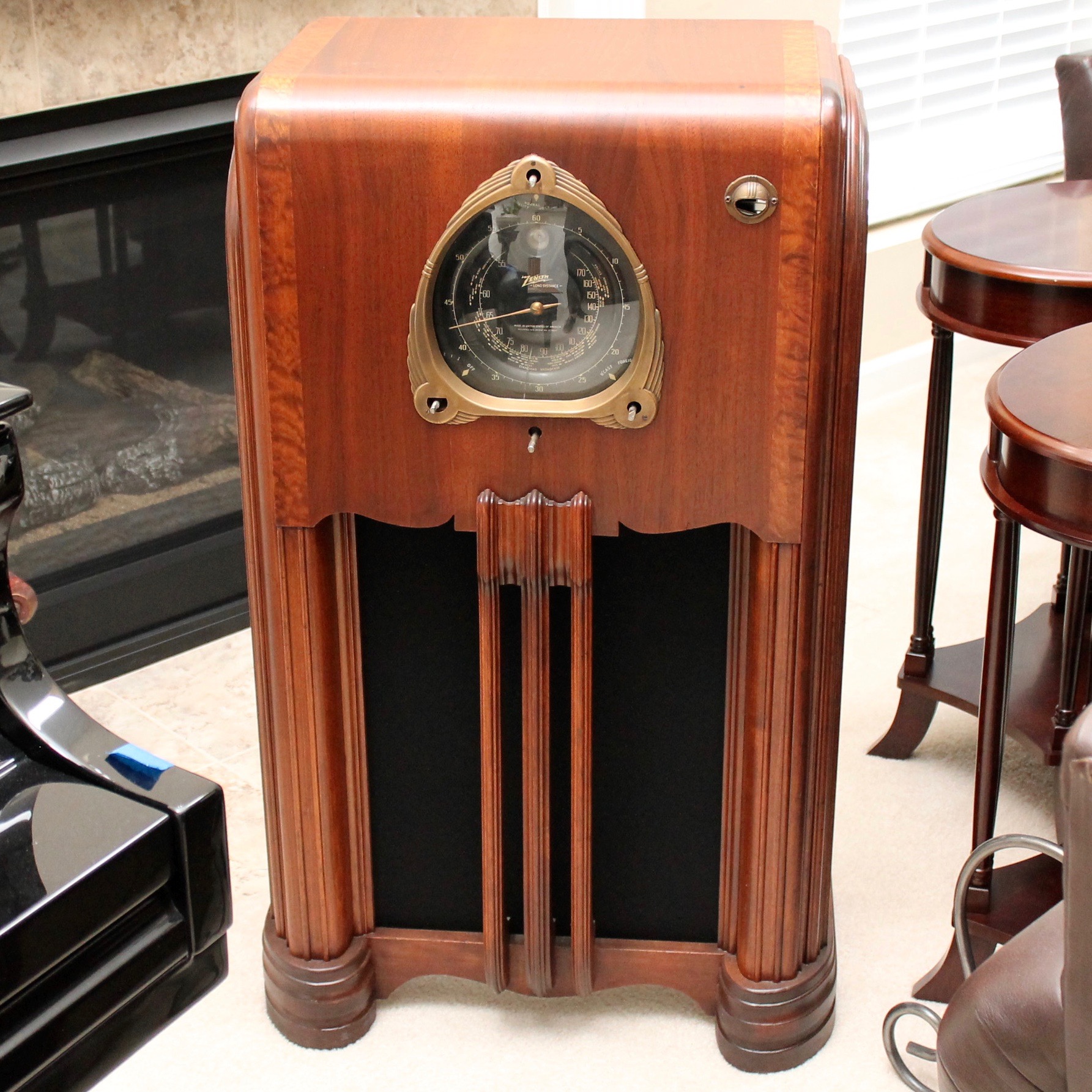Vintage Zenith "Long Distance" Console Radio | EBTH