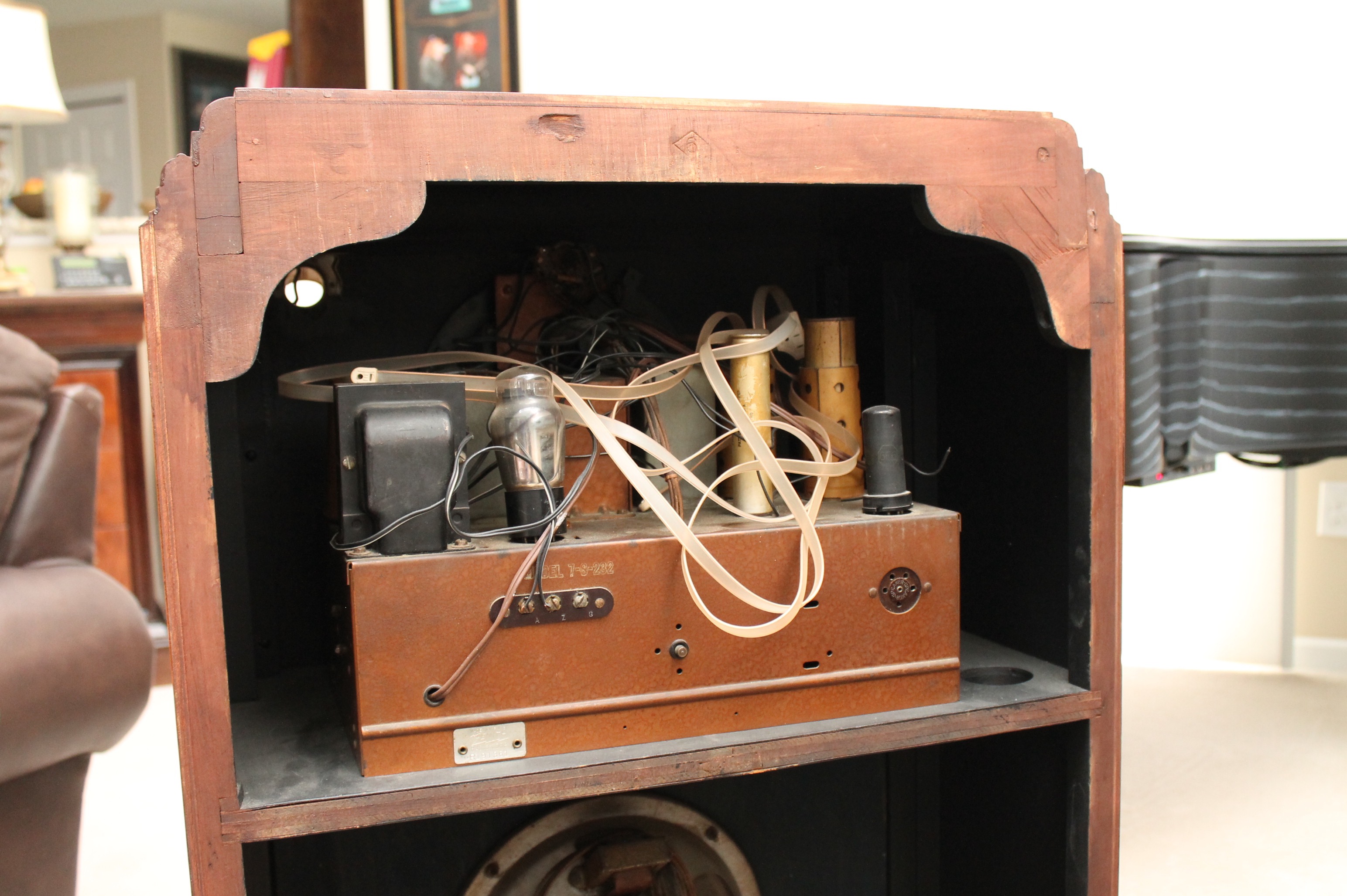 Vintage Zenith "Long Distance" Console Radio | EBTH