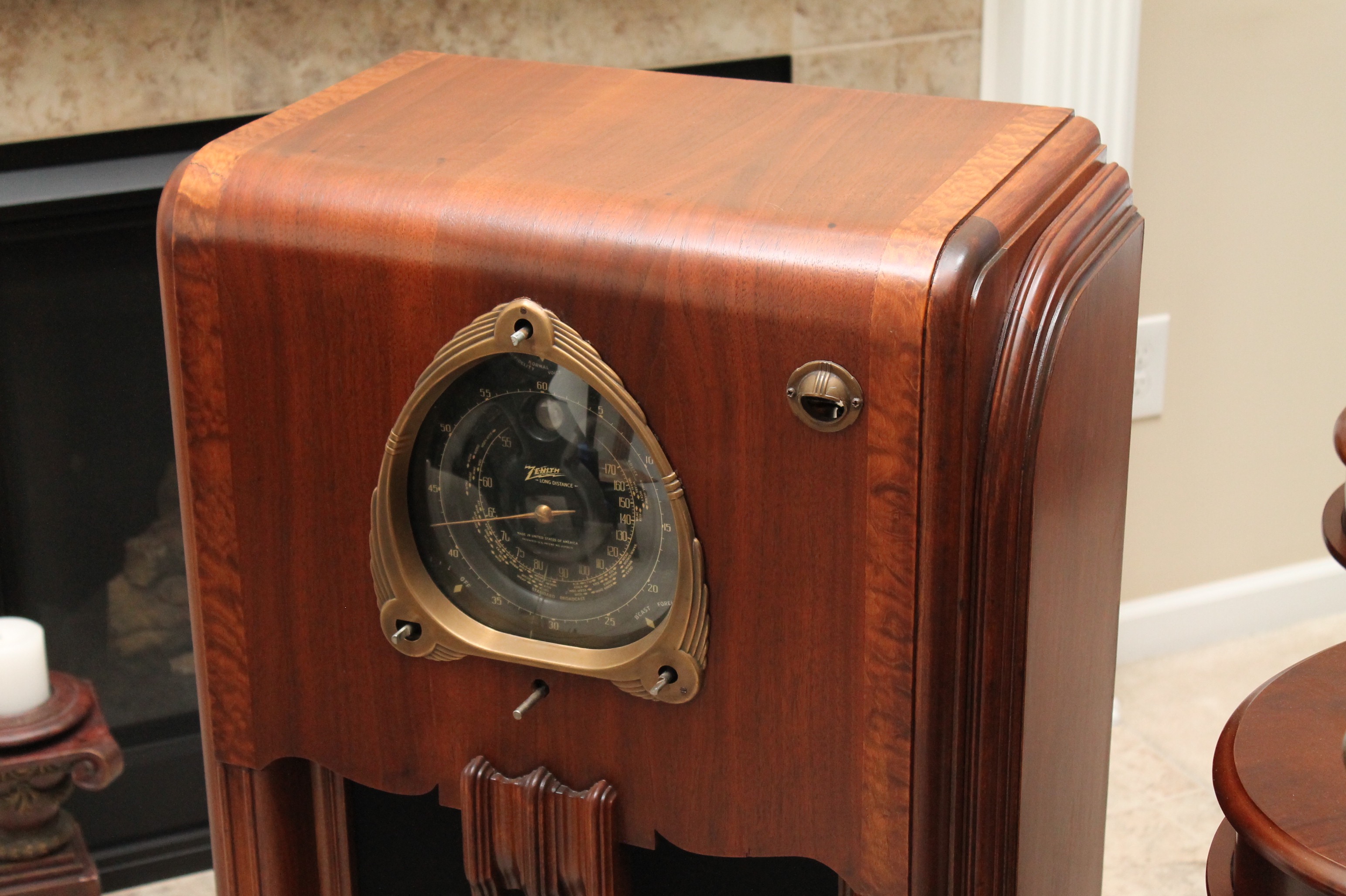 Vintage Zenith "Long Distance" Console Radio | EBTH