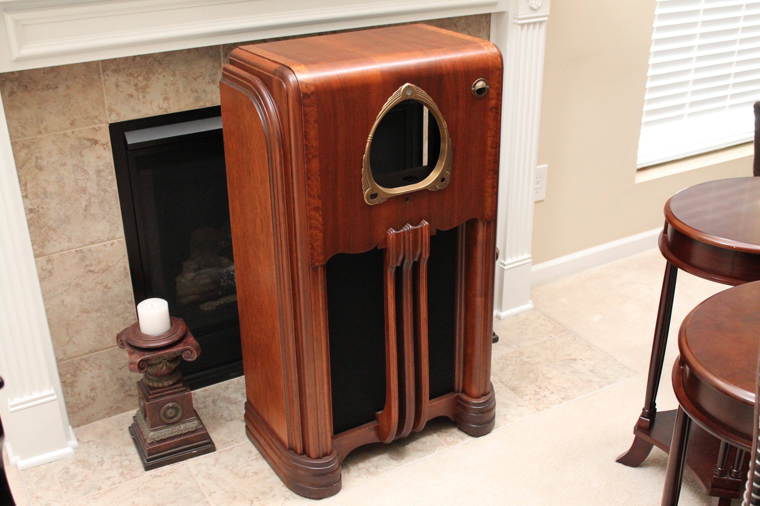 Vintage Zenith "Long Distance" Console Radio | EBTH